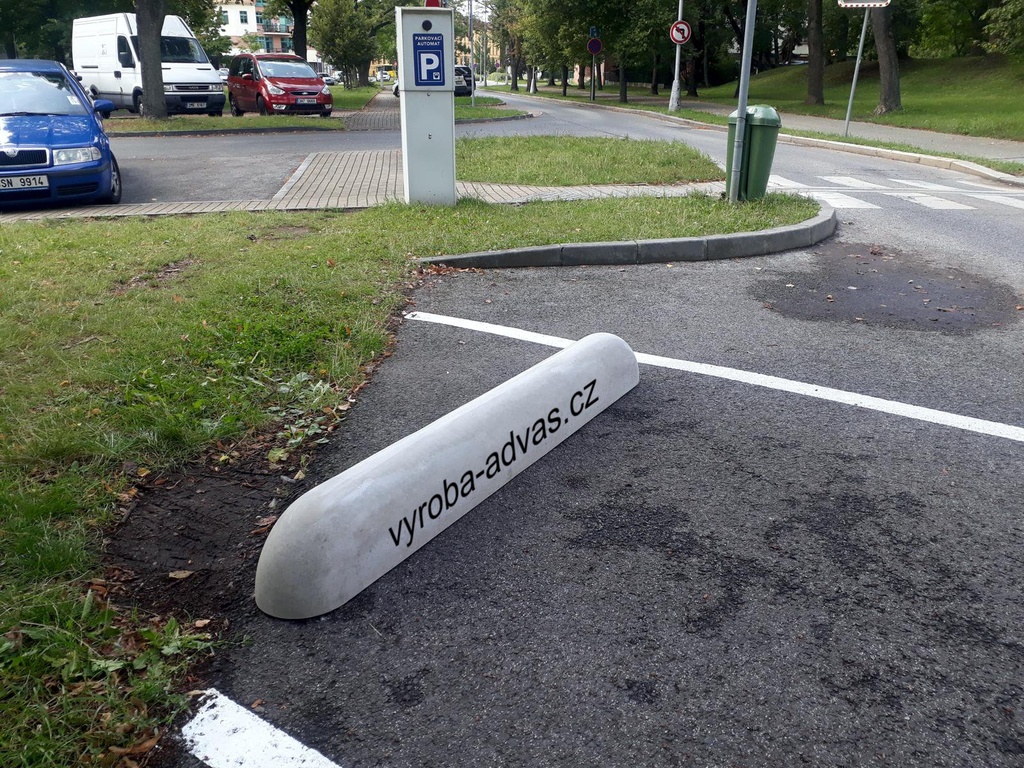Betonový parkovací doraz pod kola